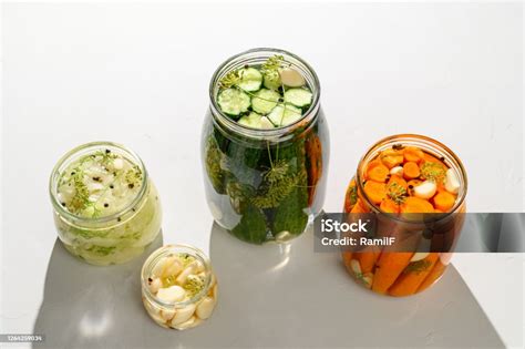 건강한 비건 음식 수제 발효 야채 오이 당근 양배추 마늘을 유리 항아리에 넣습니다 0명에 대한 스톡 사진 및 기타 이미지 0