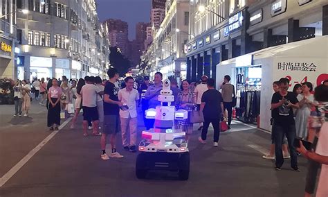 5g智能安防机器人全自动精准防控，玩转大数据 搜狐大视野 搜狐新闻