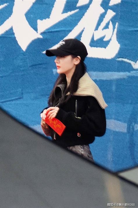 迪丽热巴新剧路透曝光，演警察造型干练气质超飒 搜狐大视野 搜狐新闻
