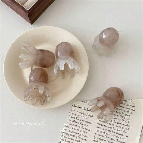 Resin Amber Octopus Head Massager 8 Legged Meridian Scalp Massager