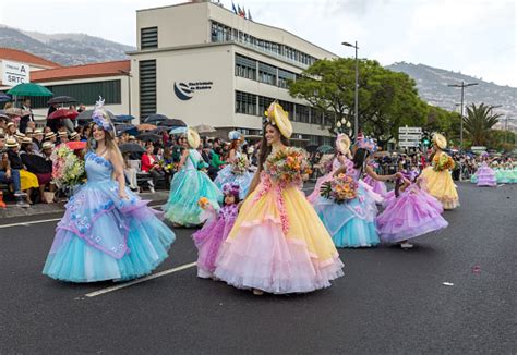 화려한 의상에서 여자의 그룹은 마데이라 섬에 마데이라 푼에서 꽃 축제 퍼레이드에서 춤 포르투갈 거리에 대한 스톡 사진 및 기타