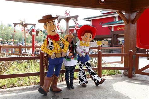 Zui Chơi Banh Nóc ở CÔng ViÊn Toy Story Hot NhƯ Phim Sắp Mở Cửa Bài