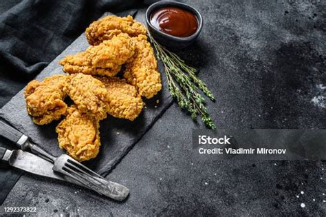 바삭바삭한 켄터키 프라이드 치킨 감자 튀김과 토마토 검은 색 배경 맨 위 보기입니다 복사 공간 가금류에 대한 스톡 사진 및 기타