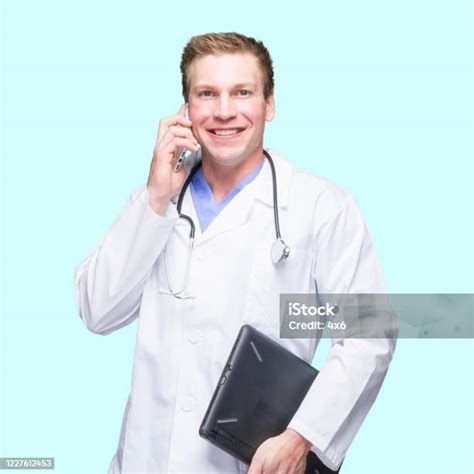 백인 남성 의사 서 앞에 흰색 배경 착용 실험실 코트 와 사용 노트북 갈색 머리에 대한 스톡 사진 및 기타 이미지 갈색 머리 건강관리와 의술 남성 Istock