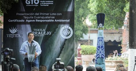 Diego Sinhue Rodríguez presenta el primer lote de tequila de Guanajuato