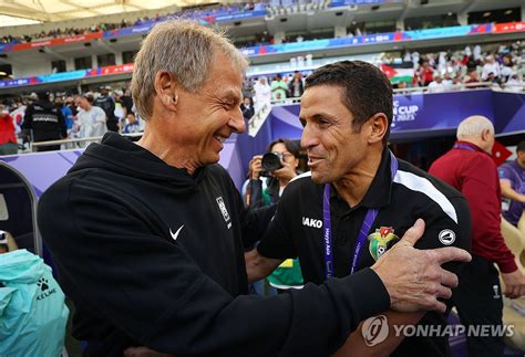 경기 시작 전 악수 연합뉴스