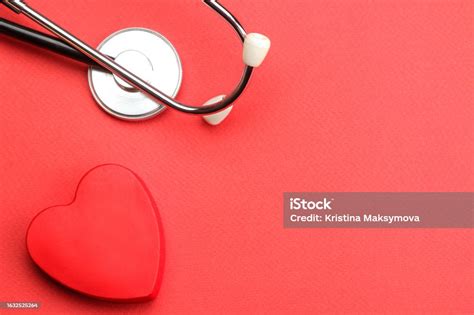 빨간색 배경에 청진기와 빨간 하트 평면도와 여유 공간 심장 건강 및 의료 0명에 대한 스톡 사진 및 기타 이미지 0명 개념