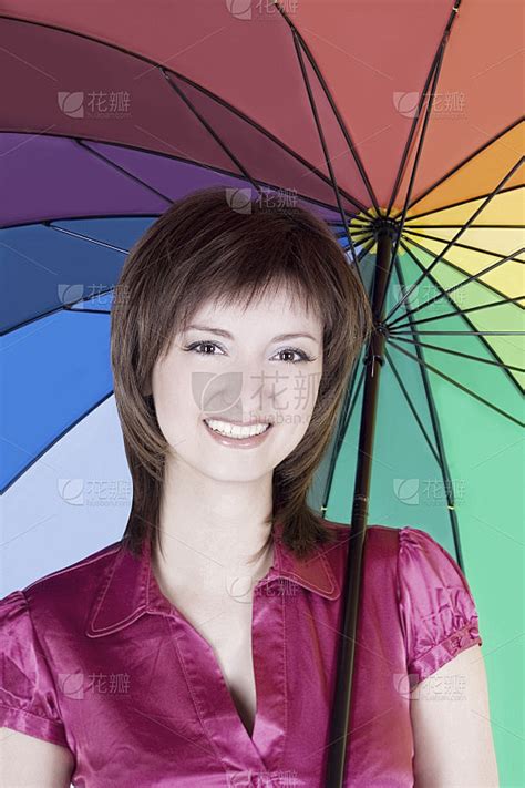 可爱的年轻女士站在彩色伞
