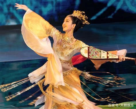 佟丽娅主持2020年央视春晚，为何邀请丫丫主持？有一个原因别忽视百科ta说