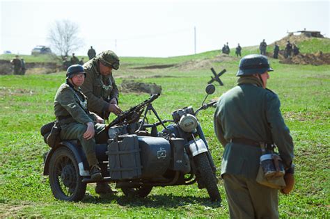제 2 차 세계 대전 독일 군대 군인의 군사 재건 전장에 무기와 오토바이에 제복을 입고 World War Ii에 대한 스톡 사진