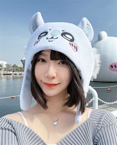 涵 明天就是吉伊遊港合體小八和烏薩奇的日子了 身為小桃鐵粉 必須帶著小桃頭套去看吧😍 覺得頭套很不實用也別擔心，家裡找個檯燈或落地燈給它戴上去，你就可以擁有一盞笑的你心裡發寒的小桃燈