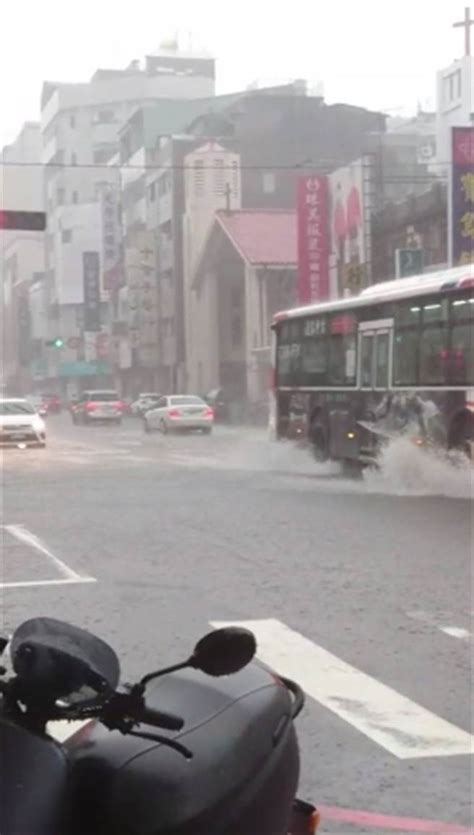 雷雨炸台中！他吃完午餐看傻：水淹輪胎 生活 中時新聞網