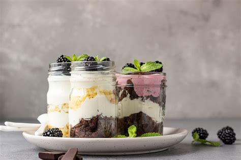 바닐라와 초콜릿 케이크 휘핑 크림 블랙베리를 메이슨 병에 넣은 3개의 레이어드 디저트 0명에 대한 스톡 사진 및 기타 이미지 0명 갈색 거품 내기 Istock