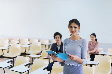 젊은 여 자가 서 있는 현재 친구 학생 준비 대답을 보여주는 교실에서 교육의 개념입니다 2명에 대한 스톡 사진 및 기타 이미지