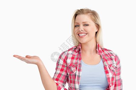 穿着格子衬衫的金发美女高清图片下载 正版图片321404149 摄图网