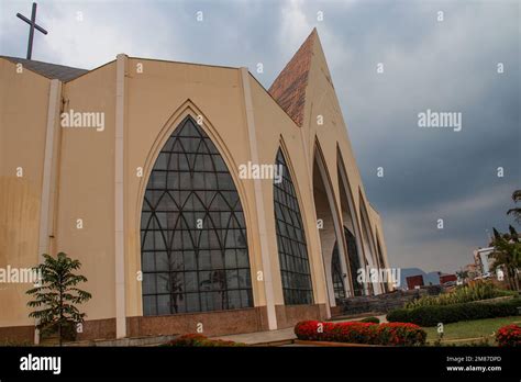 Von außen mit Bögen Kreuzen und dekorativen Wänden der katholischen Kirche in Abuja Nigeria