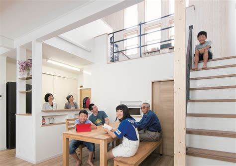 吹き抜けのスキップフロアで開放感たっぷりの二世帯住宅 Iemado（イエマド）