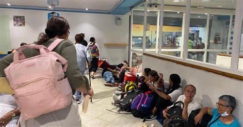 Crisis Ultra Air Turistas Dormían En El Suelo Del Aeropuerto