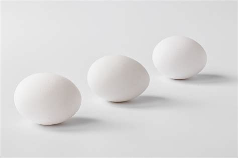 그림자가있는 밝은 배경에 천연 흰색 의 계란 Minimalism 공간을 복사합니다 부활절 0명에 대한 스톡 사진 및 기타 이미지