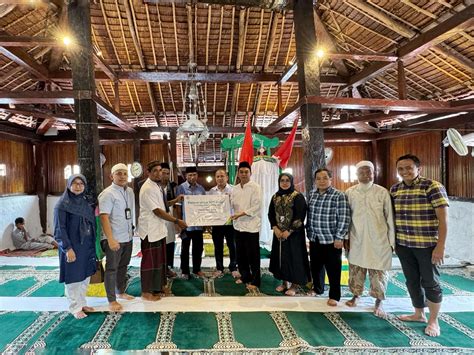 BPJS Ketenagakerjaan Serahkan 100 Paket Bantuan Perlengkapan Jenazah Di