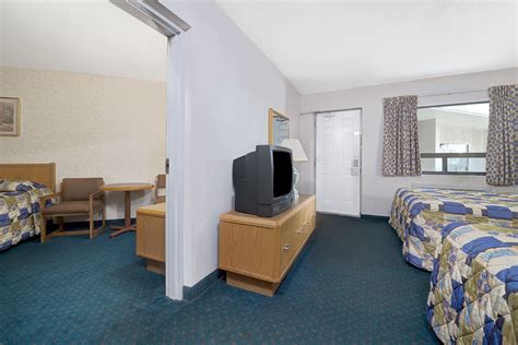 Super 8 By Wyndham Niagara Falls North Niagara Falls On Hotels