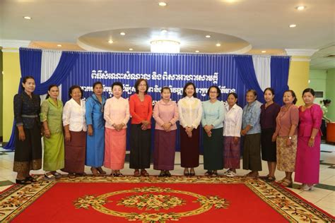 លោកជំទាវកិត្តិសង្គហបណ្ឌិត ម៉ែន សំអន