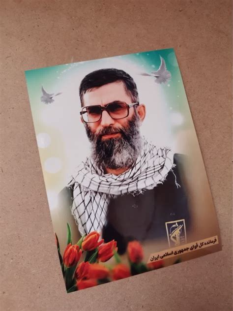 پوستر بسیار زیبای رهبری با لباس نظامی شهدا مارکت