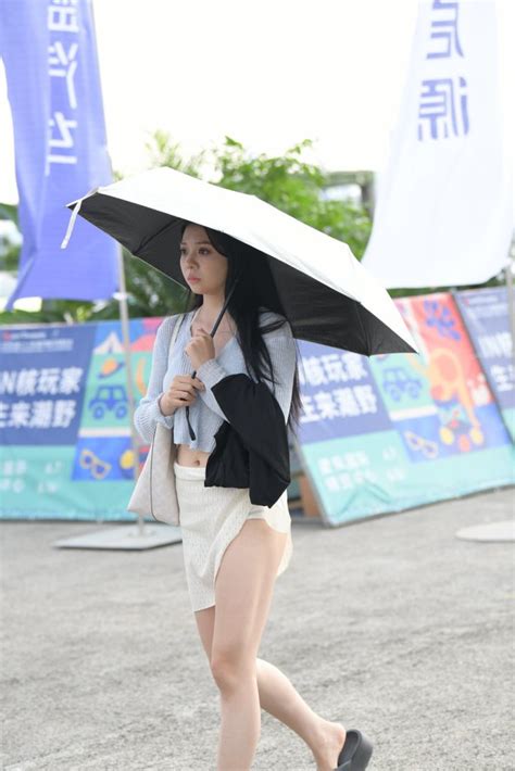 甜美清新女孩 [40p 889mb] 卡卡街拍