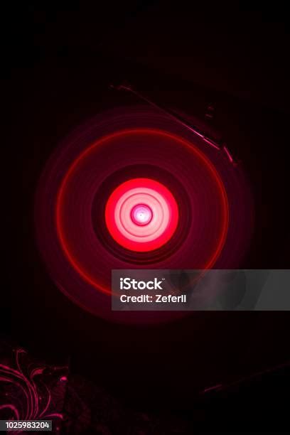 음악 개념입니다 Freezelight 어두운 배경이 나 어두운 배경에 빛나는 추상 라인 개념으로 비닐을 재생 하는 턴테이블에 빛나는 비닐 Dj에 대한 스톡 사진 및 기타