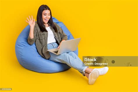 밝은 노란색 배경에 고립 된 동료와 인사 화상 통화를 흔드는 긍정적 인 중국어 쾌활 한 소녀 손바닥의 전신 길이 사진 20 24세에 대한 스톡 사진 및 기타 이미지 Istock