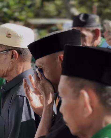 Doa Dan Air Mata Jemaah Umroh Asal Halsel Tumpah Di Makam Almarhum