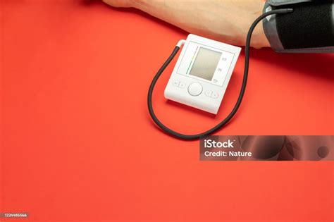 압력 미터 의료 성 종질계에서 환자 테스트 고혈압 빨간색 배경에 격리 된 검사 의사 혈압에 대 한 건강 모니터 남자 손 심장