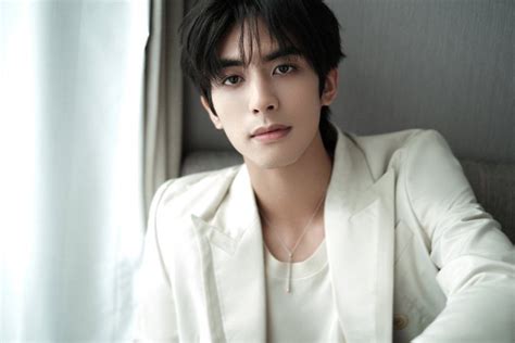 網議「時裝神顏古裝“無言“」陸劇男星top9！宋威龍、李現上榜，丁禹兮時裝帥但古裝怪 Beauty美人圈