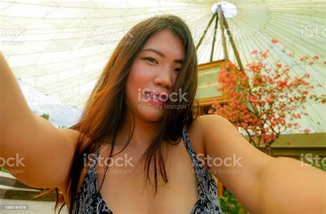 젊은 예쁘고 행복 한 아시아 한국 관광 여자 들고 휴대폰 또는 카메라 자기 초상화 Selfie 그림 야외 포즈 신선 아름 다운
