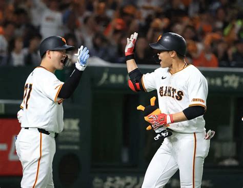 ＜巨・d＞5回、先制ソロを放ちガッツポーズする中山 （撮影・白鳥 佳樹） スポニチ Sponichi Annex 野球