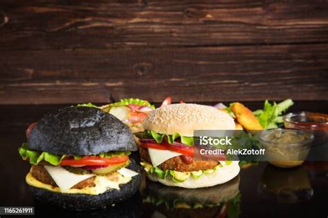 맛있는 패스트 푸드 나무 배경에 맛있는 햄버거 가공육에 대한 스톡 사진 및 기타 이미지 가공육 갈색 건강에 좋지 않은