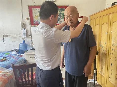 东光法院党组书记、院长孟德胜慰问光荣在党50年老党员澎湃号·政务澎湃新闻 The Paper