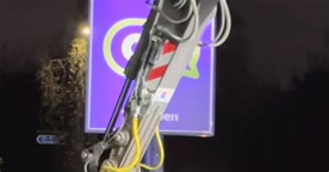 굴착기 기사에 베푼 작은 호의잠시 후 놀라운 일이 벌어졌다