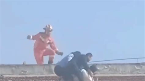 消防员救轻生男子，被网友看成奥特曼凤凰网视频凤凰网