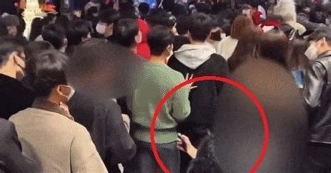인파 속 女엉덩이 몰카 찍은 男 주변男은 웃으며 방관하다 엄지 척