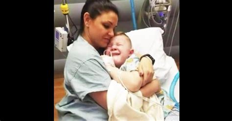 Une maman entre dans la chambre d hôpital pour réconforter son fils effrayé après une opération