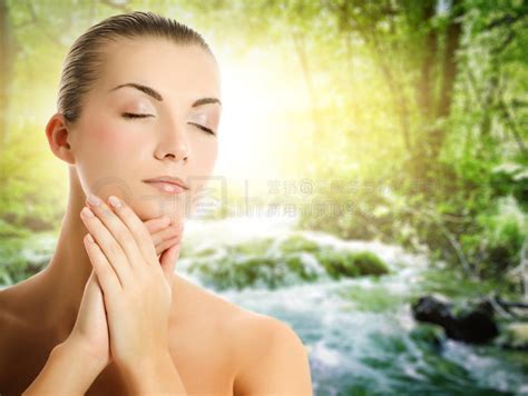 按摩高清图片 女性使用有机化妆品 女性使用有机化妆品图片免费下载 5088873326 千图网pro