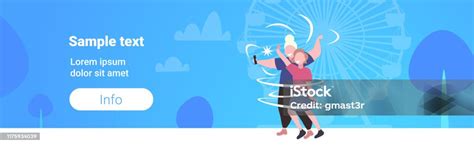 뚱뚱한 얇은 여자 커플 스마트폰 카메라 여자에 셀카 사진을 찍고 함께 서 비만 여행 개념 관람차 배경 평면 복사 공간 수평 전체