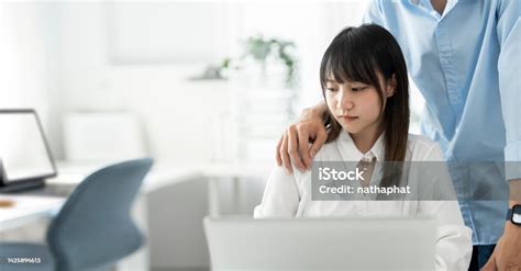 남성 상사가 사무실에서 노트북으로 작업하는 동안 젊은 여성 조수 어깨를 만지고 공간을 복사하십시오 2명에 대한 스톡 사진 및 기타 이미지 Istock