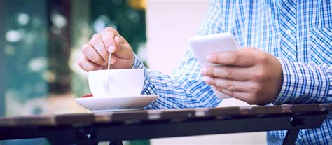 항상 그의 동료 연락 여름 카페의 테라스에 앉아있는 동안 휴대 전화와 커피 컵을 들고 남자의 클로즈업 개념에 대한 스톡 사진 및 기타 이미지 Istock