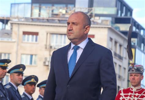 Президентът Радев ще удостои български военнослужещи с висше офицерско