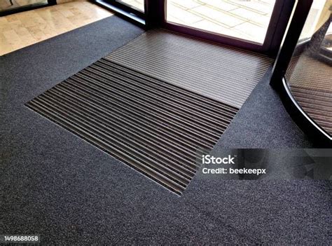 펠트 충전재와 카세트 브러시가 있는 매트 회색 알루미늄 포장 수준 아래에 포함된 프로파일 교체 가능한 펠트 브러시는 신발을 청소하고 물을 흡수합니다 미끄러질 위험이 줄어