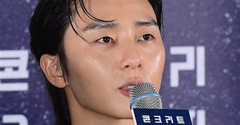 박서준 영화 무대인사 중 봉변…난입한 관객의 강제 포옹 소동