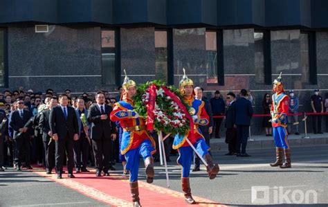 ФОТО Хэлмэгдэгсдийн хөшөөнд цэцэг өргөж хүндэтгэл үзүүллээ