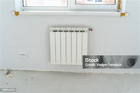 리노베이션 중인 객실 의 창문 아래 난방 라디에이터 근접 촬영 0명에 대한 스톡 사진 및 기타 이미지 0명 가정 난방 공기조화 Istock